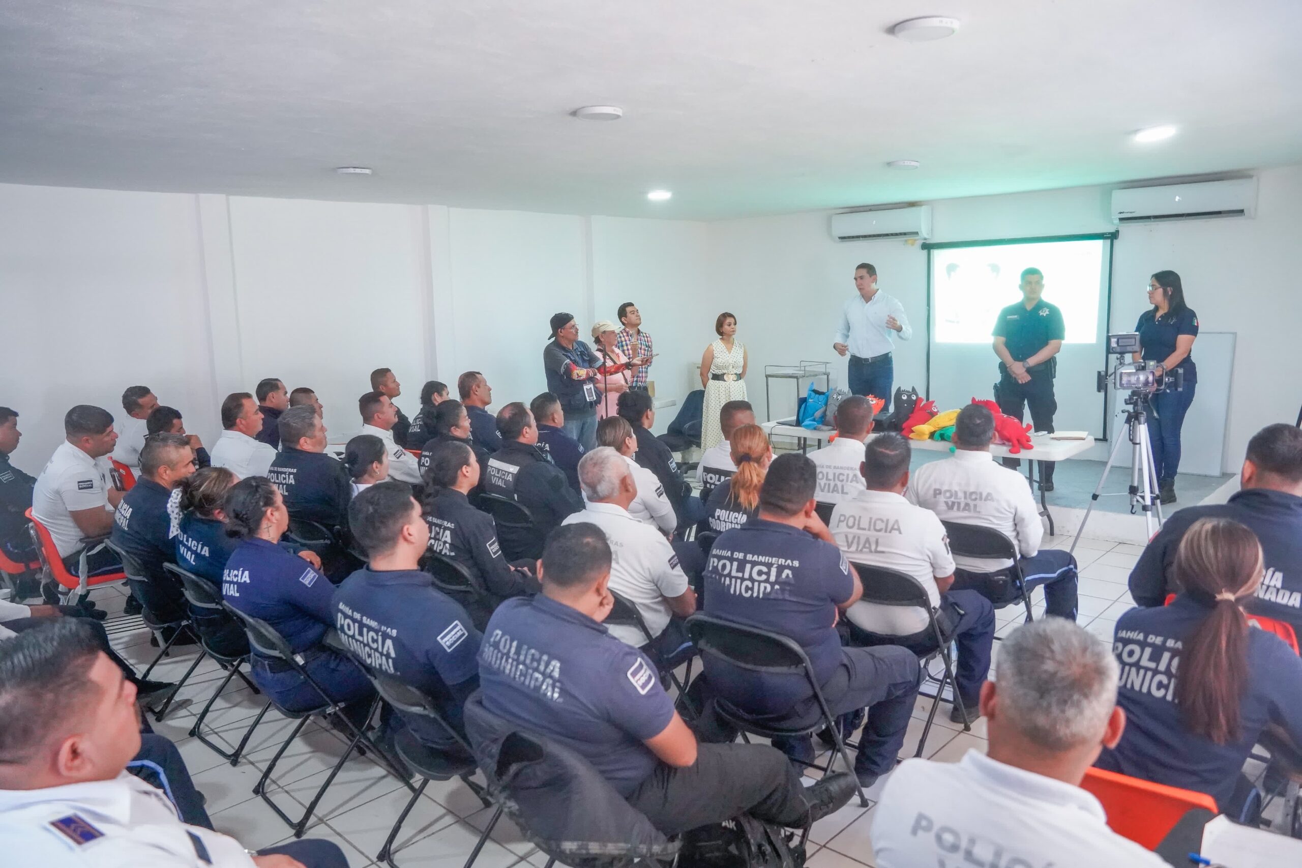 No voy a solapar a ningún elemento que use su uniforme para sacar ...