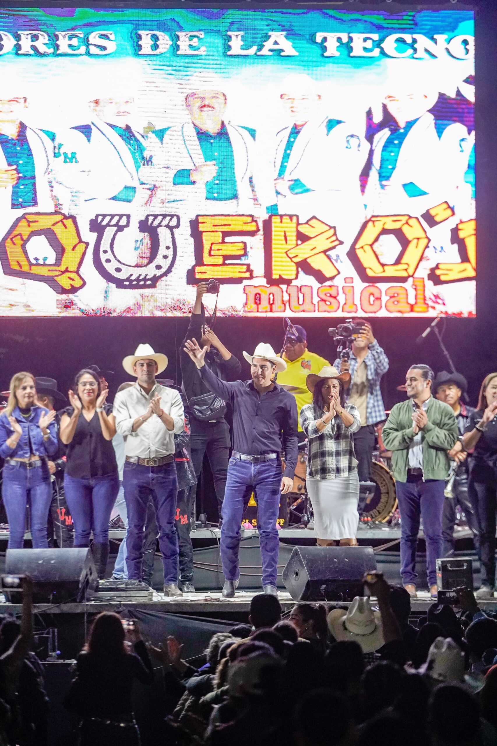 ¡Fiestón en San José del Valle! Héctor Santana cierra con banda, baile ...