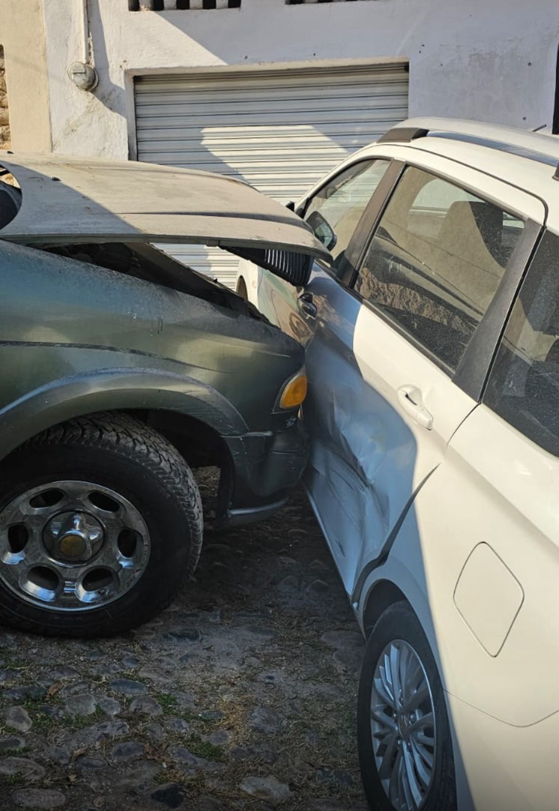 CAMIONETA BOTÓ EL CAMBIO Y CHOCÓ CONTRA UN COCHE – Noticias de la Bahía ...